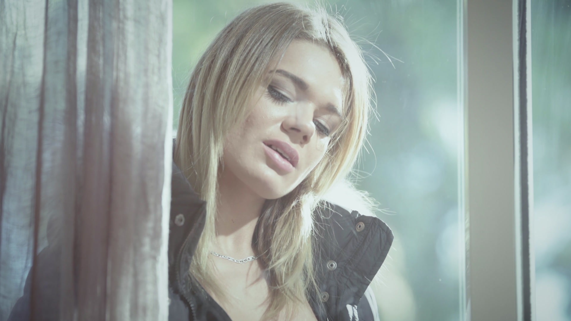 Lara West из архива нашлось фото с фото стока
